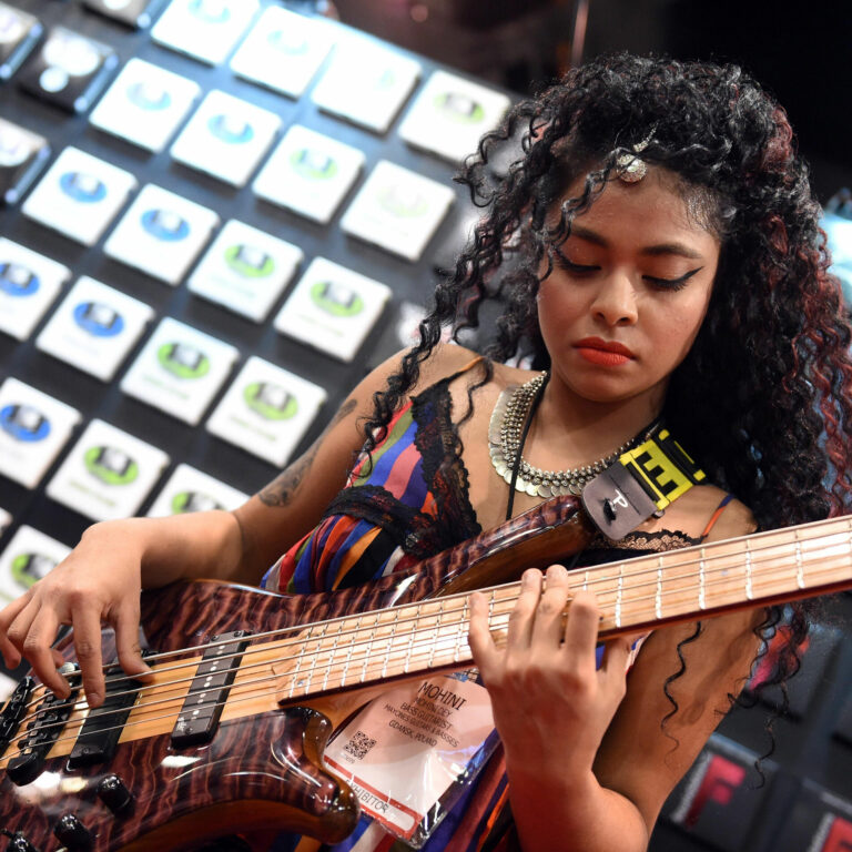 Mohini Dey - BASSE EN LIGNE